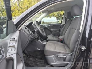 Melns Volkswagen Tiguan 2012 Cēsis, ar dzinēja tilpumu 2.00 L un nobraukumu 211 tūkst. km par 7800 €, foto 7 vietnē AUTOMOTO.COM.LV