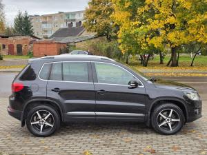 Black Volkswagen Tiguan 2012 in Silute, with an engine capacity of 2.00 L and mileage of 280 thousand km for 7300 €, photo 3 on AUTOMOTO.COM.LV
