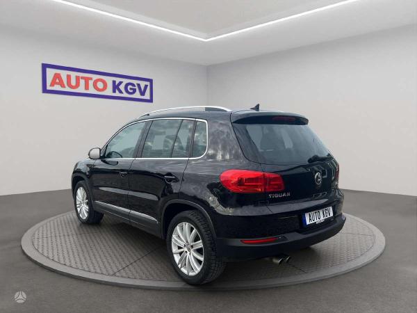 Black Volkswagen Tiguan 2013 in Kaunas, with an engine capacity of 2.00 L and mileage of 173 thousand km for 7299 €, photo 3 on AUTOMOTO.COM.LV