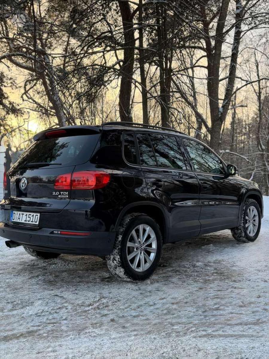 Black Volkswagen Tiguan 2013 in Utena, with an engine capacity of 1.97 L and mileage of 270 thousand km for 10950 €, photo 5 on AUTOMOTO.COM.LV