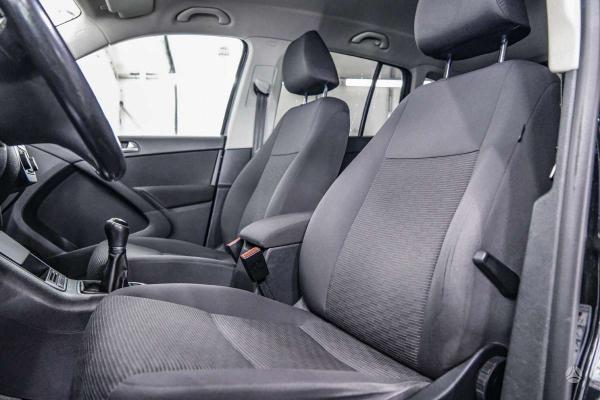 Melns Volkswagen Tiguan 2013 Kauņa, ar dzinēja tilpumu 2.00 L un nobraukumu 0 tūkst. km par 9390 €, foto 6 vietnē AUTOMOTO.COM.LV