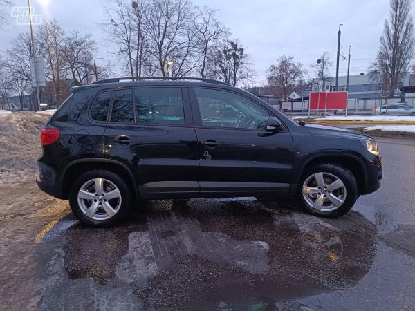Black Volkswagen Tiguan 2013 in Kaunas, with an engine capacity of 2.00 L and mileage of 260 thousand km for 7300 €, photo 3 on AUTOMOTO.COM.LV