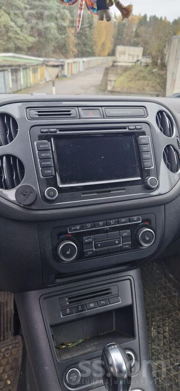 Melns Volkswagen Tiguan 2013 Rīga, ar dzinēja tilpumu 2.00 L un nobraukumu 216 tūkst. km par 8500 €, foto 6 vietnē AUTOMOTO.COM.LV