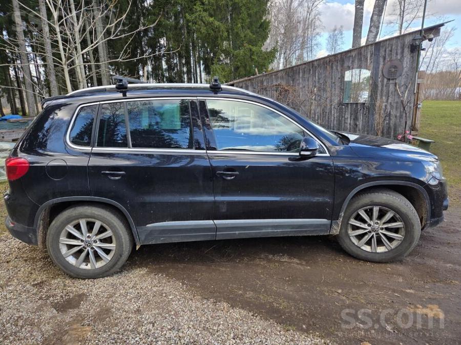 Melns Volkswagen Tiguan 2013 Saldus, ar dzinēja tilpumu 2.00 L un nobraukumu 267 tūkst. km par 8500 €, foto 4 vietnē AUTOMOTO.COM.LV