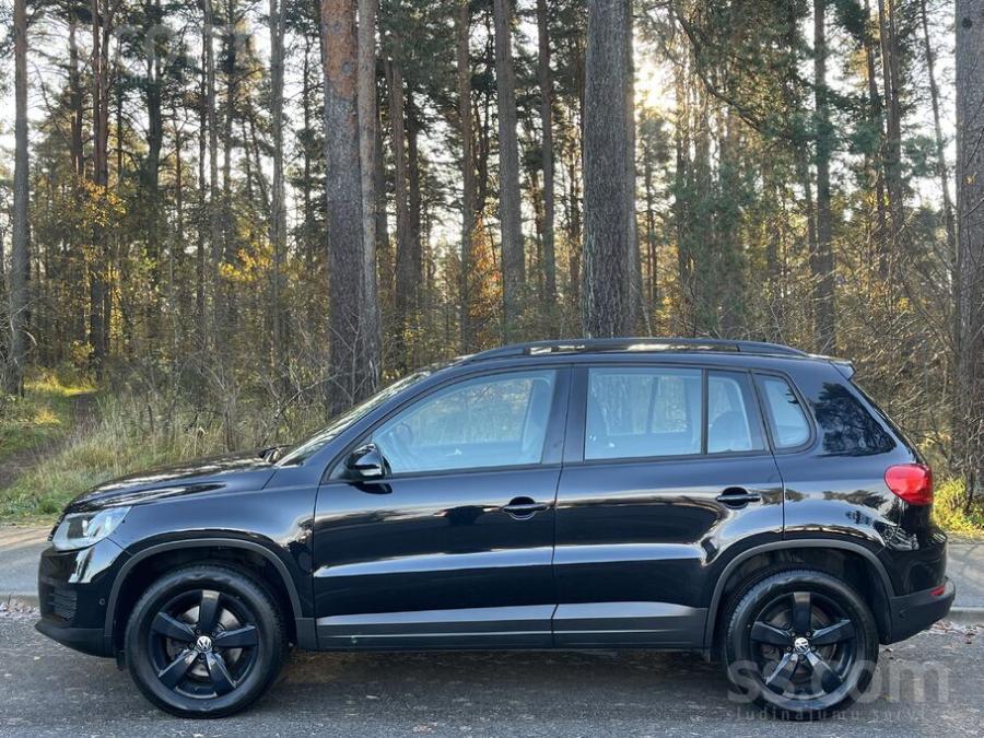 Melns Volkswagen Tiguan 2013 Valmiera, ar dzinēja tilpumu 2.00 L un nobraukumu 0 tūkst. km par 10800 €, foto 4 vietnē AUTOMOTO.COM.LV