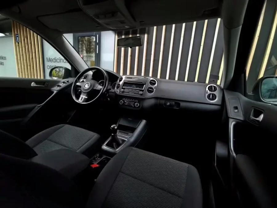 Melns Volkswagen Tiguan 2013 Rīga, ar dzinēja tilpumu 2.00 L un nobraukumu 287 tūkst. km par 8600 €, foto 4 vietnē AUTOMOTO.COM.LV