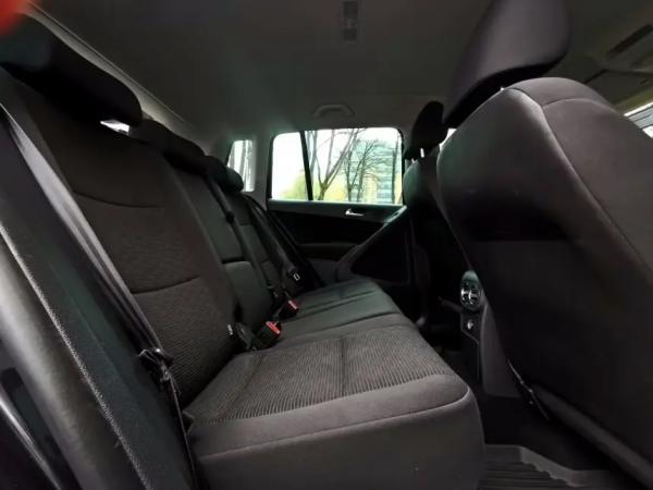 Black Volkswagen Tiguan 2013 in Riga, with an engine capacity of 2.00 L and mileage of 287 thousand km for 8600 €, photo 5 on AUTOMOTO.COM.LV