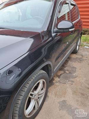 Black Volkswagen Tiguan 2013 in Vilnius, with an engine capacity of 2.00 L and mileage of 0 thousand km for 6500 €, photo 4 on AUTOMOTO.COM.LV