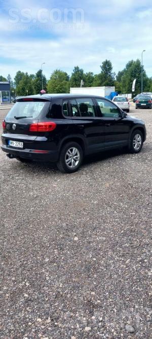 Black Volkswagen Tiguan 2013 in Cesis, with an engine capacity of 2.00 L and mileage of 246 thousand km for 7850 €, photo 4 on AUTOMOTO.COM.LV