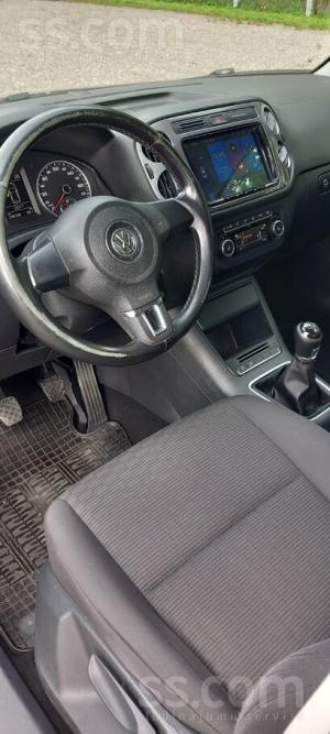 Black Volkswagen Tiguan 2013 in Cesis, with an engine capacity of 2.00 L and mileage of 246 thousand km for 7850 €, photo 6 on AUTOMOTO.COM.LV