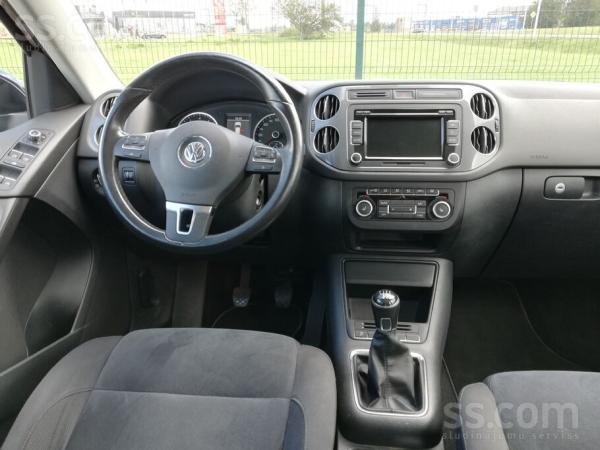 Volkswagen Tiguan 2013 Saldus vietnÄ Melns Volkswagen Tiguan 2013 Saldus, ar dzinÄja tilpumu 2.00 L un nobraukumu 208 tÅ«kst. km par 8990 ā¬, foto 8 vietnÄ AUTOMOTO.COM.LV