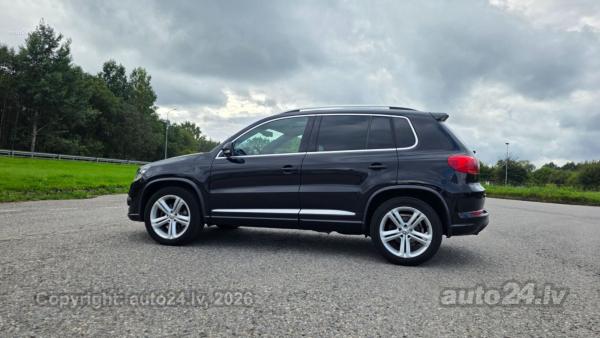 Volkswagen Tiguan 2013 in Valga on AUTOMOTO.COM.LV Black Volkswagen Tiguan 2013 in Valga, with an engine capacity of 2.00 L and mileage of 211 thousand km for 9990 €, photo 6 on AUTOMOTO.COM.LV