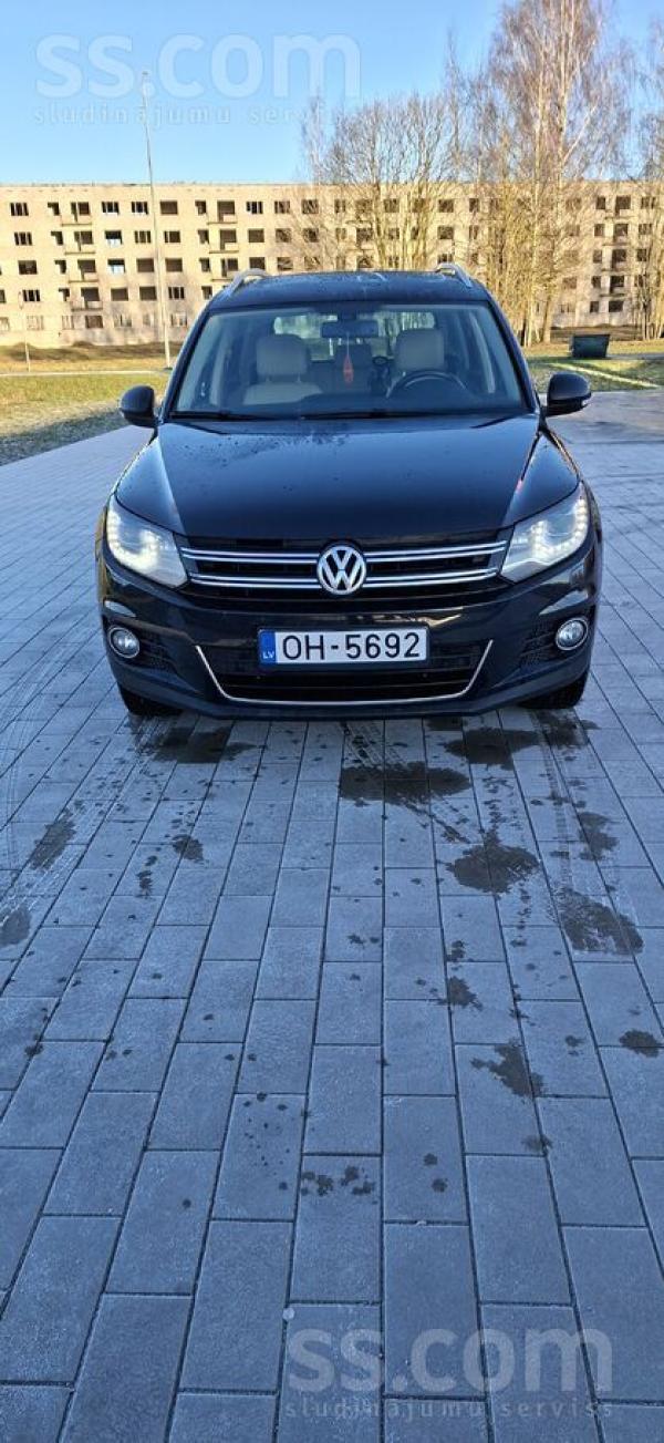 Black Volkswagen Tiguan 2014 in Jekabpils, with an engine capacity of 2.00 L and mileage of 238 thousand km for 12860 €, photo 2 on AUTOMOTO.COM.LV