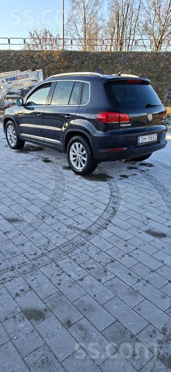 Black Volkswagen Tiguan 2014 in Jekabpils, with an engine capacity of 2.00 L and mileage of 238 thousand km for 12860 €, photo 6 on AUTOMOTO.COM.LV