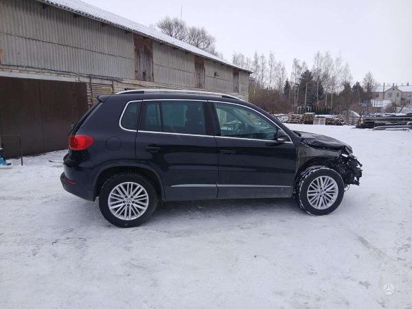 Black Volkswagen Tiguan 2014 in Marijampole, with an engine capacity of 2.00 L and mileage of 160 thousand km for 4850 €, photo 4 on AUTOMOTO.COM.LV