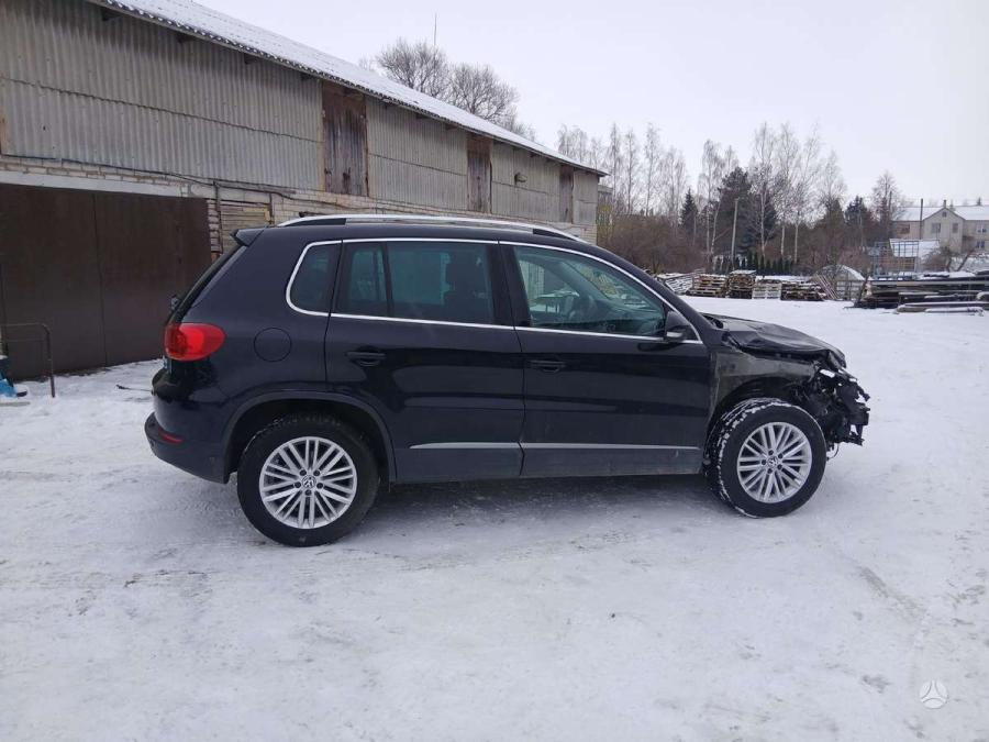 Black Volkswagen Tiguan 2014 in Marijampole, with an engine capacity of 2.00 L and mileage of 160 thousand km for 4850 €, photo 4 on AUTOMOTO.COM.LV