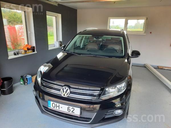 Black Volkswagen Tiguan 2014 in Riga, with an engine capacity of 2.00 L and mileage of 240 thousand km for 12000 €, photo 1 on AUTOMOTO.COM.LV