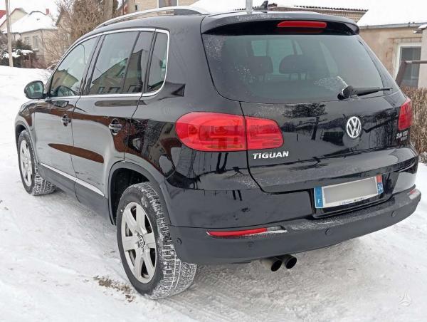 Black Volkswagen Tiguan 2014 in Marijampole, with an engine capacity of 1.97 L and mileage of 293 thousand km for 9850 €, photo 4 on AUTOMOTO.COM.LV