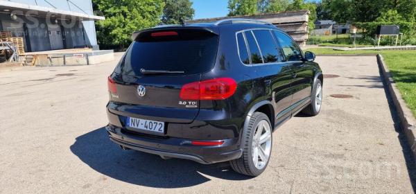 Black Volkswagen Tiguan 2014 in Riga, with an engine capacity of 2.00 L and mileage of 235 thousand km for 12300 €, photo 5 on AUTOMOTO.COM.LV