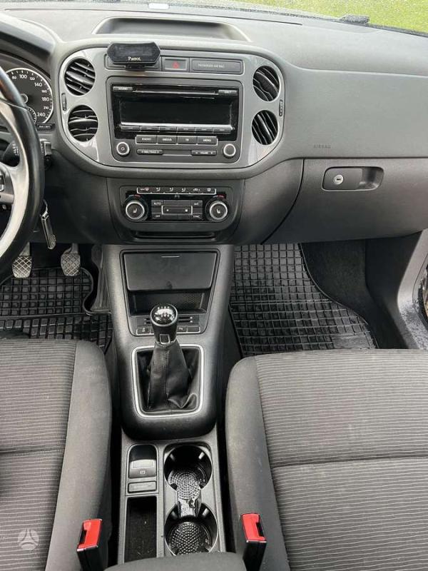 Black Volkswagen Tiguan 2014 in Vilnius, with an engine capacity of 1.39 L and mileage of 210 thousand km for 6300 €, photo 6 on AUTOMOTO.COM.LV