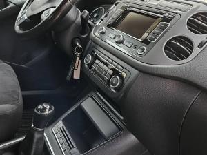 Melns Volkswagen Tiguan 2014 Jēkabpils, ar dzinēja tilpumu 2.00 L un nobraukumu 202 tūkst. km par 7150 €, foto 23 vietnē AUTOMOTO.COM.LV