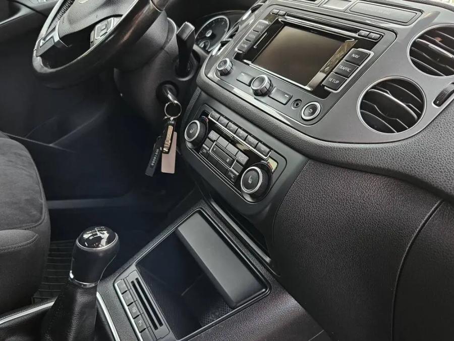 Melns Volkswagen Tiguan 2014 Jēkabpils, ar dzinēja tilpumu 2.00 L un nobraukumu 202 tūkst. km par 7150 €, foto 23 vietnē AUTOMOTO.COM.LV