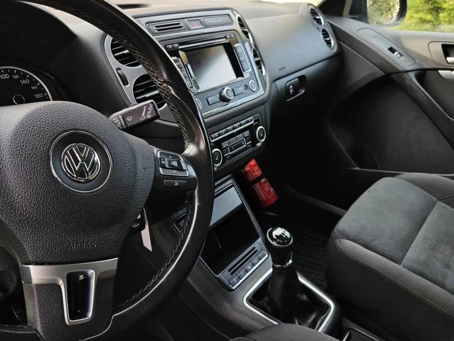 Melns Volkswagen Tiguan 2014 Jēkabpils, ar dzinēja tilpumu 2.00 L un nobraukumu 202 tūkst. km par 7150 €, foto 38 vietnē AUTOMOTO.COM.LV