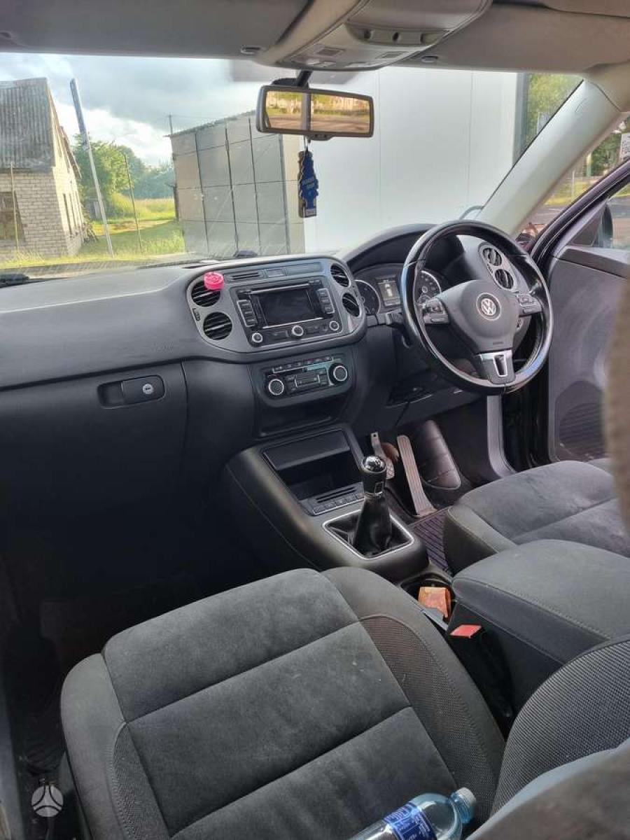 Black Volkswagen Tiguan 2014 in Taurage, with an engine capacity of 1.97 L and mileage of 153 thousand km for 2400 €, photo 4 on AUTOMOTO.COM.LV