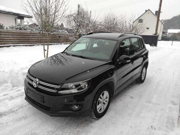 Black Volkswagen Tiguan 2015 in Kaunas, with an engine capacity of 2.00 L and mileage of 240 thousand km for 8950 €, photo 1 on AUTOMOTO.COM.LV