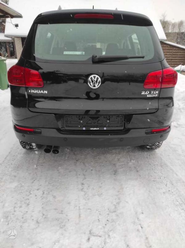 Black Volkswagen Tiguan 2015 in Kaunas, with an engine capacity of 2.00 L and mileage of 240 thousand km for 8950 €, photo 4 on AUTOMOTO.COM.LV