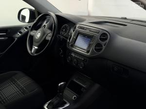 Melns Volkswagen Tiguan 2015 Avižieniai, ar dzinēja tilpumu 2.00 L un nobraukumu 259 tūkst. km par 10690 €, foto 14 vietnē AUTOMOTO.COM.LV