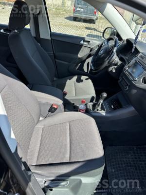 Black Volkswagen Tiguan 2015 in Limbazi, with an engine capacity of 2.00 L and mileage of 203 thousand km for 8200 €, photo 5 on AUTOMOTO.COM.LV