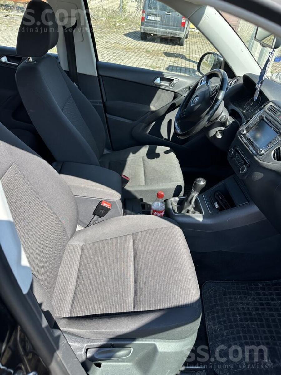 Black Volkswagen Tiguan 2015 in Limbazi, with an engine capacity of 2.00 L and mileage of 203 thousand km for 8200 €, photo 5 on AUTOMOTO.COM.LV