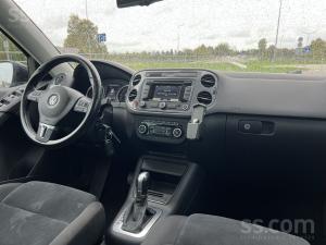 Black Volkswagen Tiguan 2015 in Rezekne, with an engine capacity of 2.00 L and mileage of 254 thousand km for 8800 €, photo 10 on AUTOMOTO.COM.LV