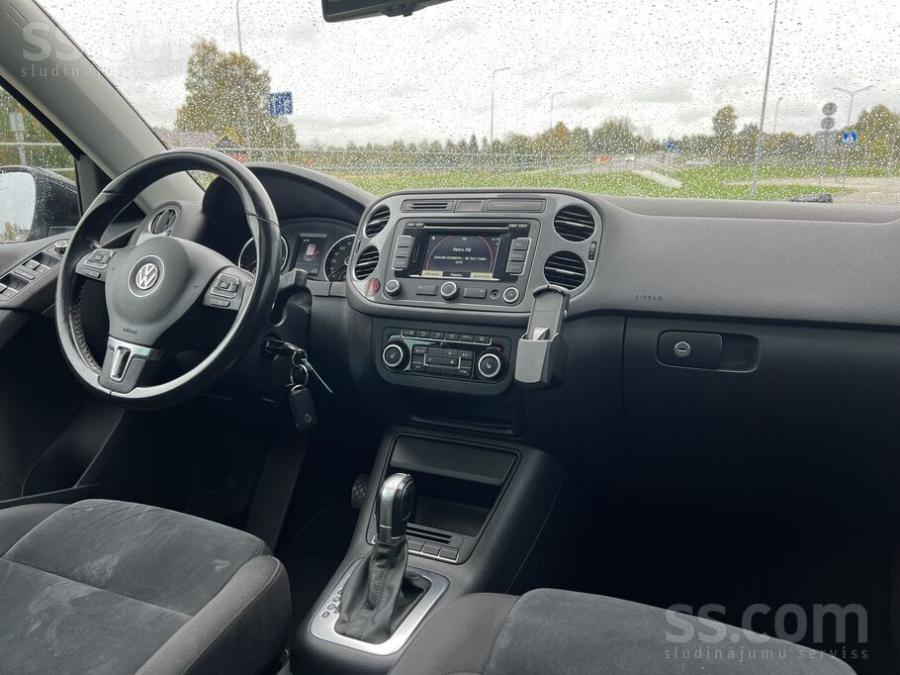 Black Volkswagen Tiguan 2015 in Rezekne, with an engine capacity of 2.00 L and mileage of 254 thousand km for 8800 €, photo 10 on AUTOMOTO.COM.LV
