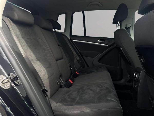 Black Volkswagen Tiguan 2015 in Vilnius, with an engine capacity of 2.00 L and mileage of 191 thousand km for 9999 €, photo 9 on AUTOMOTO.COM.LV