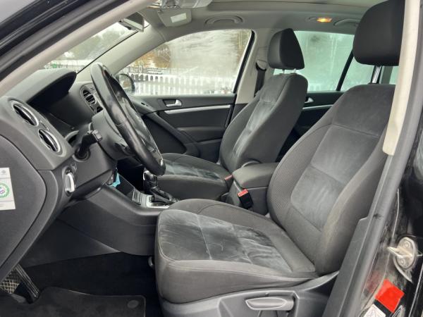 Melns Volkswagen Tiguan 2015 Rīga, ar dzinēja tilpumu 2.00 L un nobraukumu 254 tūkst. km par 11950 €, foto 5 vietnē AUTOMOTO.COM.LV