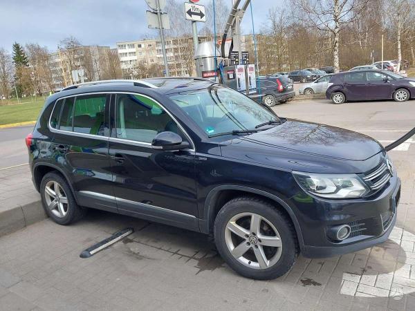 Black Volkswagen Tiguan 2015 in Vilnius, with an engine capacity of 1.97 L and mileage of 259 thousand km for 8990 €, photo 5 on AUTOMOTO.COM.LV