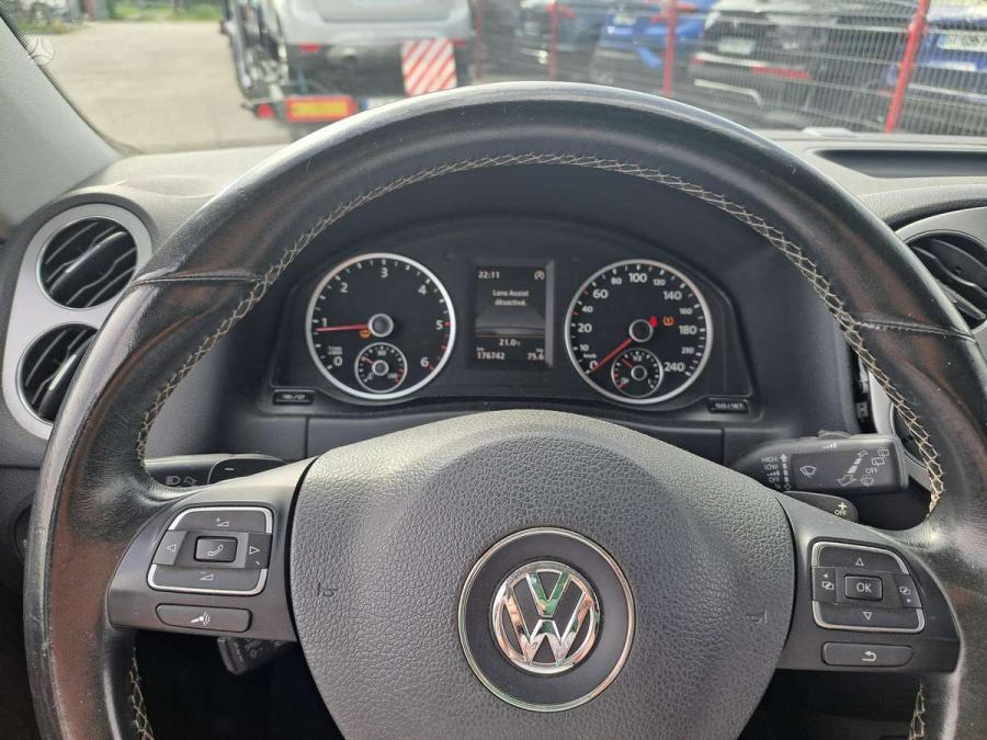 Black Volkswagen Tiguan 2015 in Taurage, with an engine capacity of 2.00 L and mileage of 177 thousand km for 9650 €, photo 13 on AUTOMOTO.COM.LV