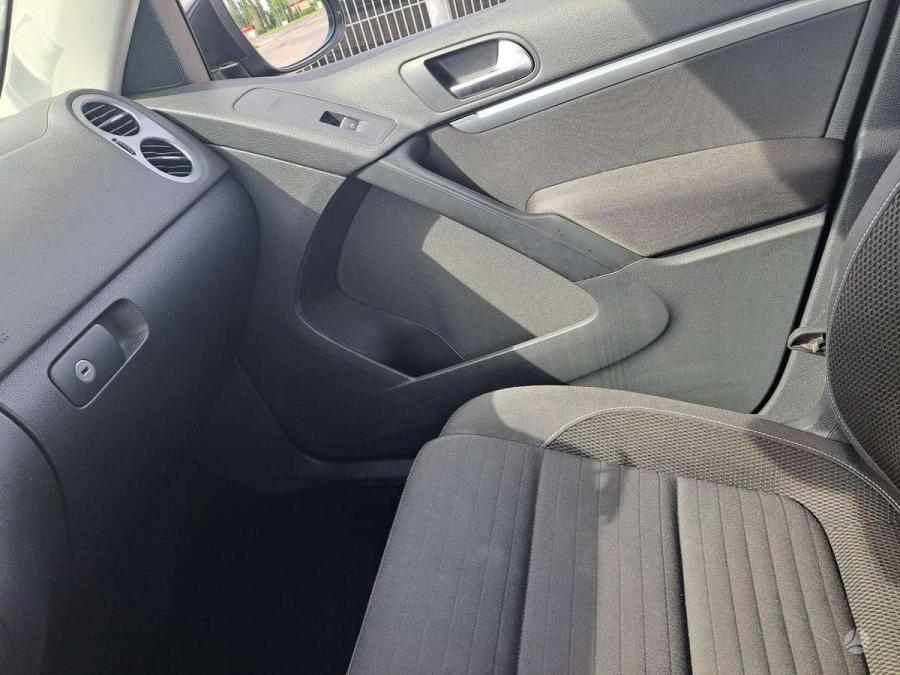 Black Volkswagen Tiguan 2015 in Taurage, with an engine capacity of 2.00 L and mileage of 177 thousand km for 9650 €, photo 14 on AUTOMOTO.COM.LV