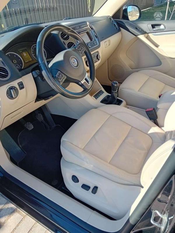 Black Volkswagen Tiguan 2015 in Siauliai, with an engine capacity of 1.97 L and mileage of 247 thousand km for 9150 €, photo 7 on AUTOMOTO.COM.LV