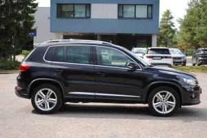 Black Volkswagen Tiguan 2015 in Riga, with an engine capacity of 2.00 L and mileage of 249 thousand km for 12490 €, photo 7 on AUTOMOTO.COM.LV