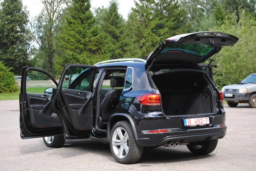 Black Volkswagen Tiguan 2015 in Riga, with an engine capacity of 2.00 L and mileage of 249 thousand km for 12490 €, photo 8 on AUTOMOTO.COM.LV