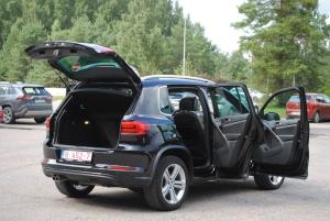 Black Volkswagen Tiguan 2015 in Riga, with an engine capacity of 2.00 L and mileage of 249 thousand km for 12490 €, photo 9 on AUTOMOTO.COM.LV