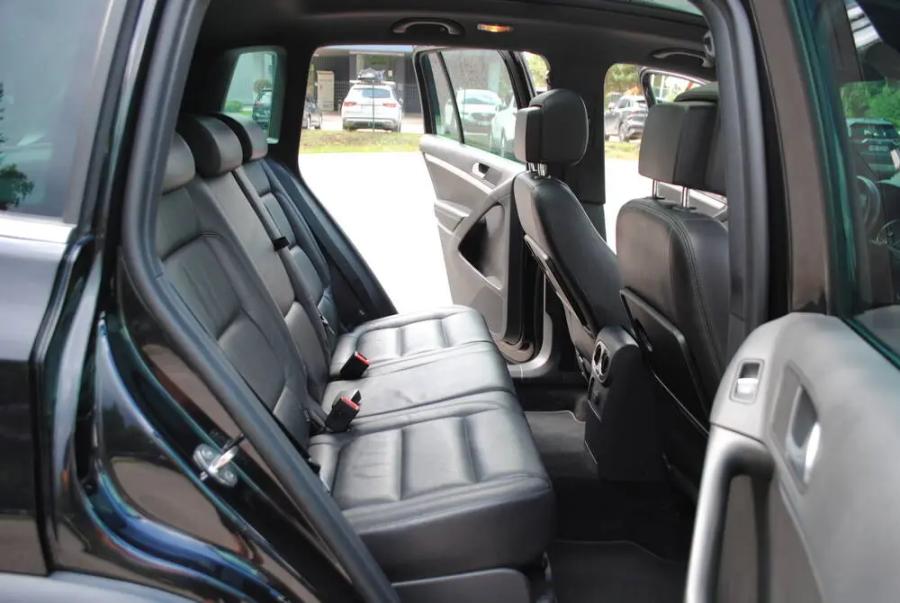 Black Volkswagen Tiguan 2015 in Riga, with an engine capacity of 2.00 L and mileage of 249 thousand km for 12490 €, photo 10 on AUTOMOTO.COM.LV