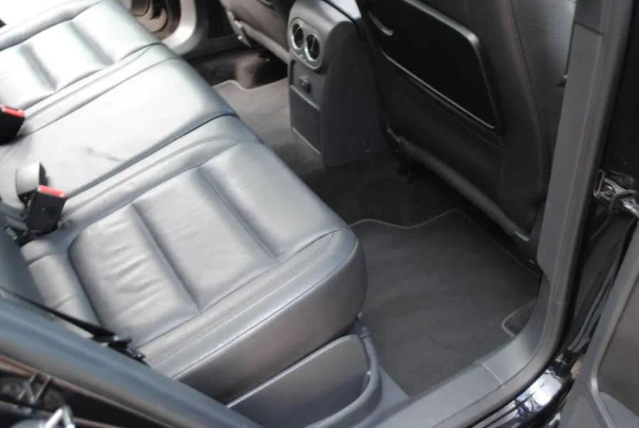 Black Volkswagen Tiguan 2015 in Riga, with an engine capacity of 2.00 L and mileage of 249 thousand km for 12490 €, photo 11 on AUTOMOTO.COM.LV