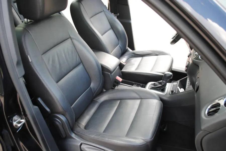 Black Volkswagen Tiguan 2015 in Riga, with an engine capacity of 2.00 L and mileage of 249 thousand km for 12490 €, photo 12 on AUTOMOTO.COM.LV