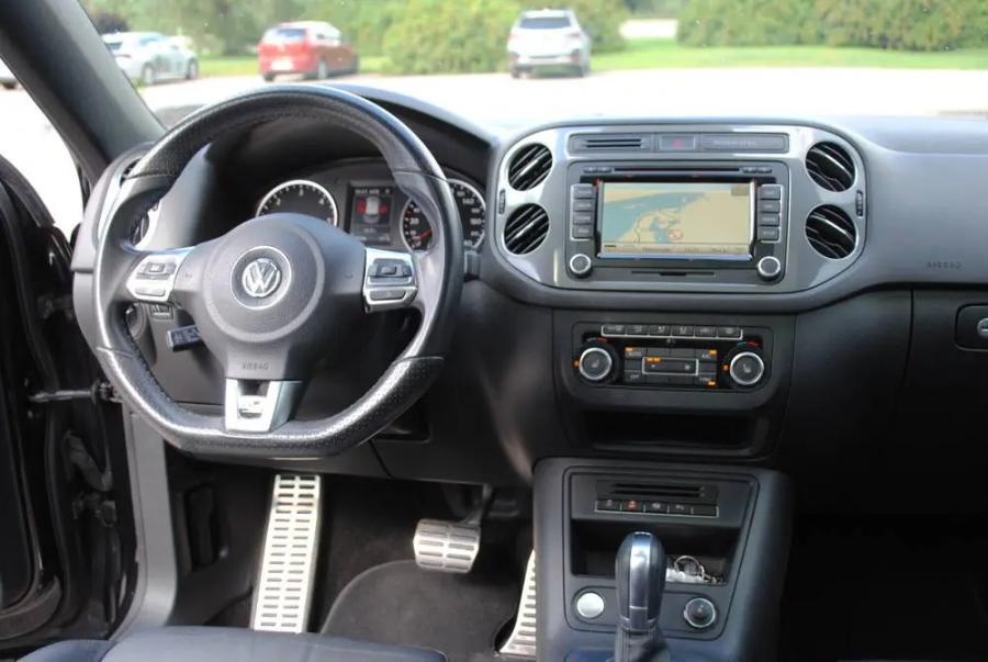Black Volkswagen Tiguan 2015 in Riga, with an engine capacity of 2.00 L and mileage of 249 thousand km for 12490 €, photo 13 on AUTOMOTO.COM.LV