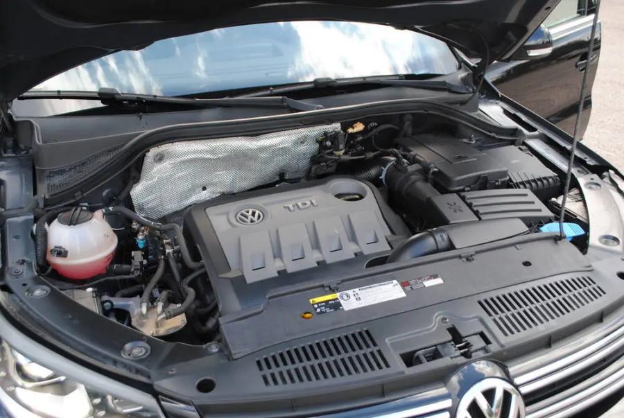 Black Volkswagen Tiguan 2015 in Riga, with an engine capacity of 2.00 L and mileage of 249 thousand km for 12490 €, photo 15 on AUTOMOTO.COM.LV