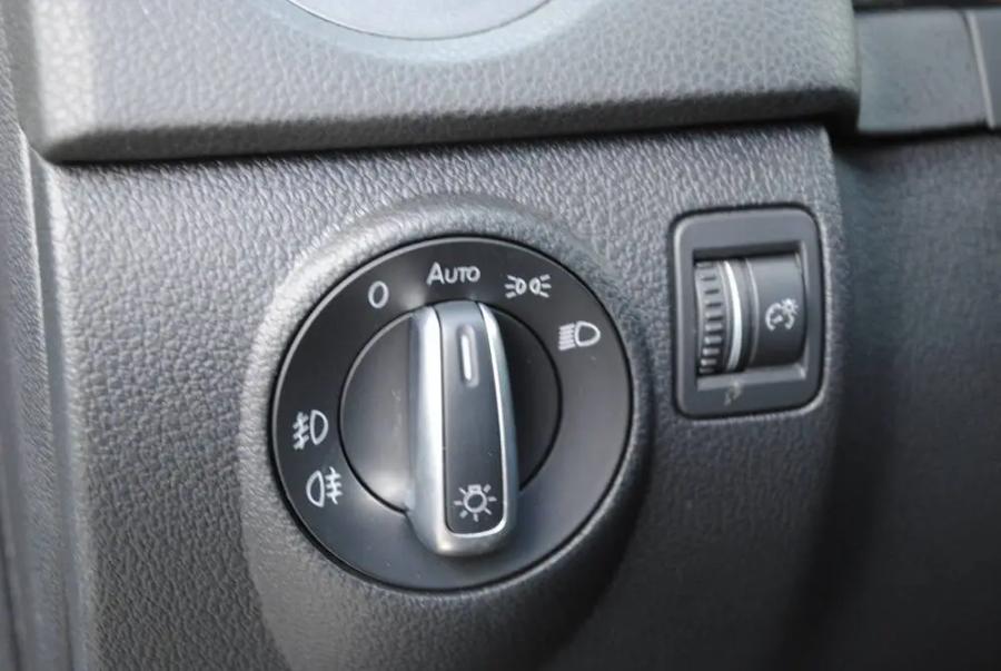 Black Volkswagen Tiguan 2015 in Riga, with an engine capacity of 2.00 L and mileage of 249 thousand km for 12490 €, photo 28 on AUTOMOTO.COM.LV